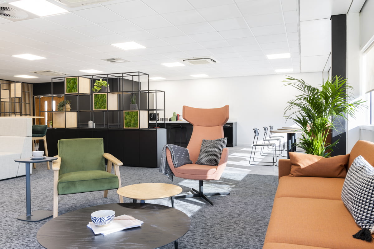 How to Choose Lounge Chairs for a Modern Office